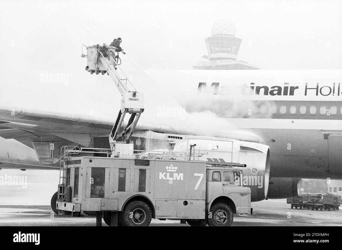 The ice team at work, aircraft platform, KLM, Schiphol, Airplanes, 18 ...