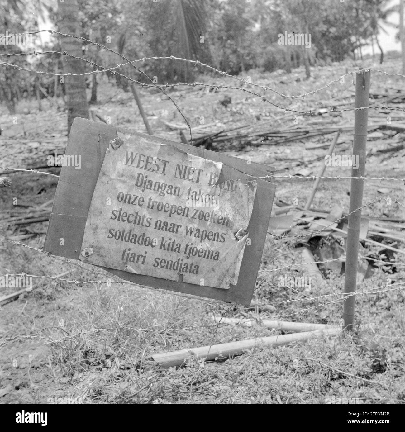 Sign at a kampong with the inscription: Do not be afraid / Djangan ...