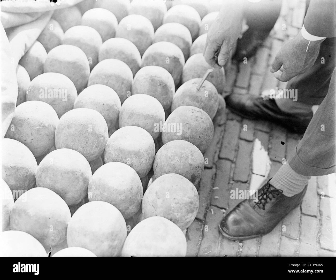 The Kaasmarkt in Alkmaar - cheese test stitches with the drill ca. 1932 ...