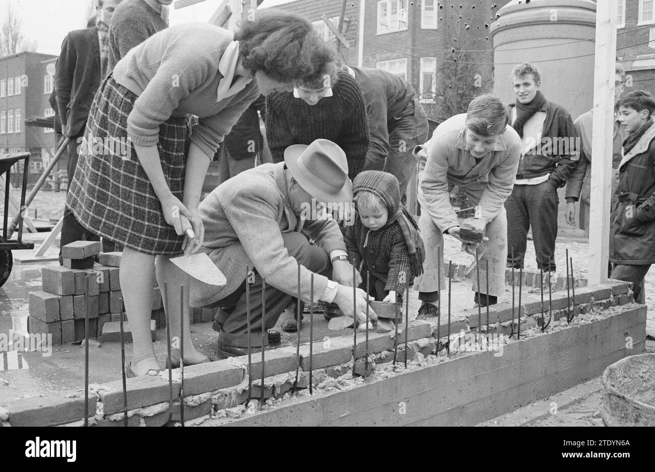 Pupils lay first bricks Youth Building North on Meeuwenlaan ca ...