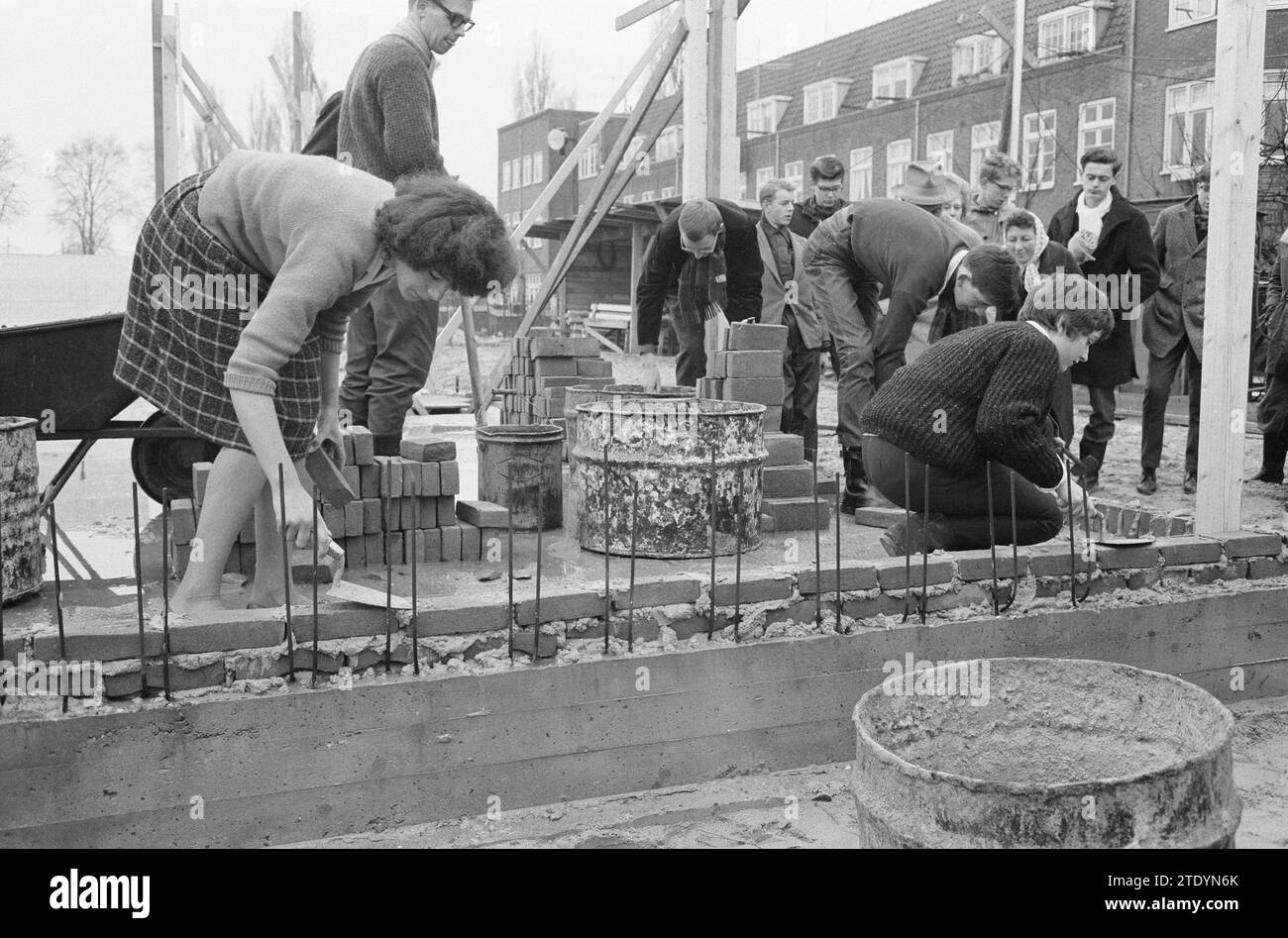 Pupils lay first bricks Youth Building North on Meeuwenlaan ca ...