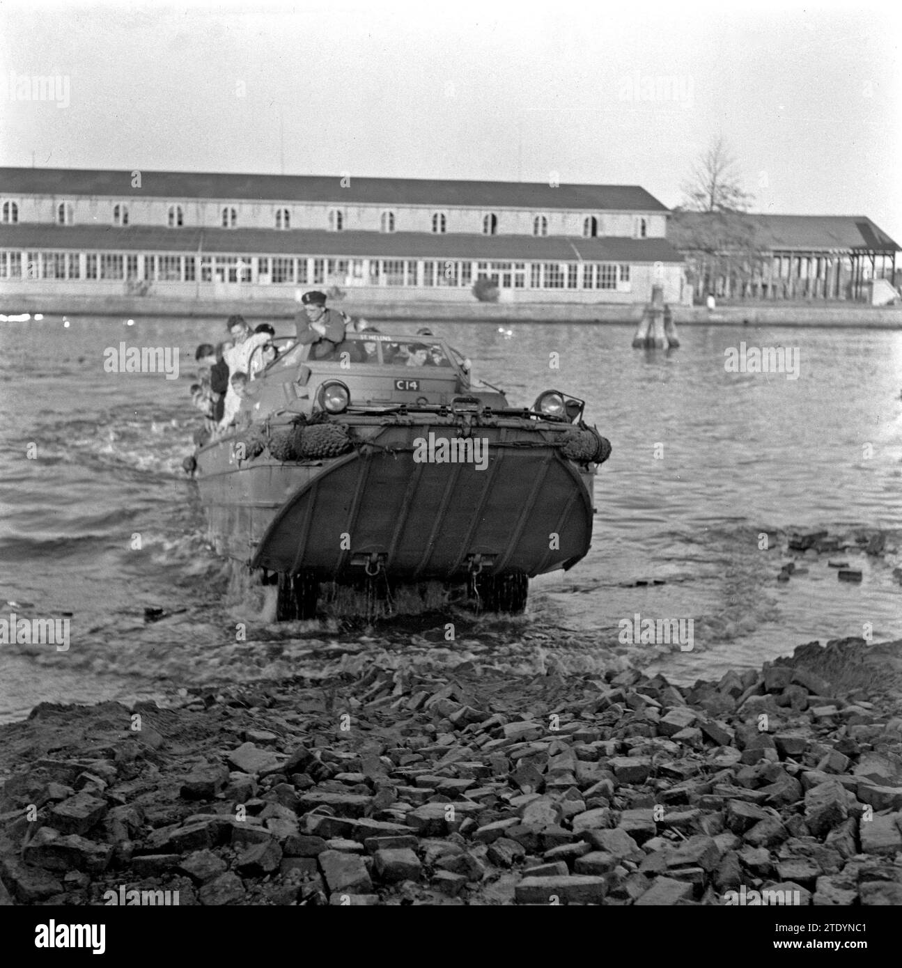 194* amphibious vehicle hi-res stock photography and images - Alamy