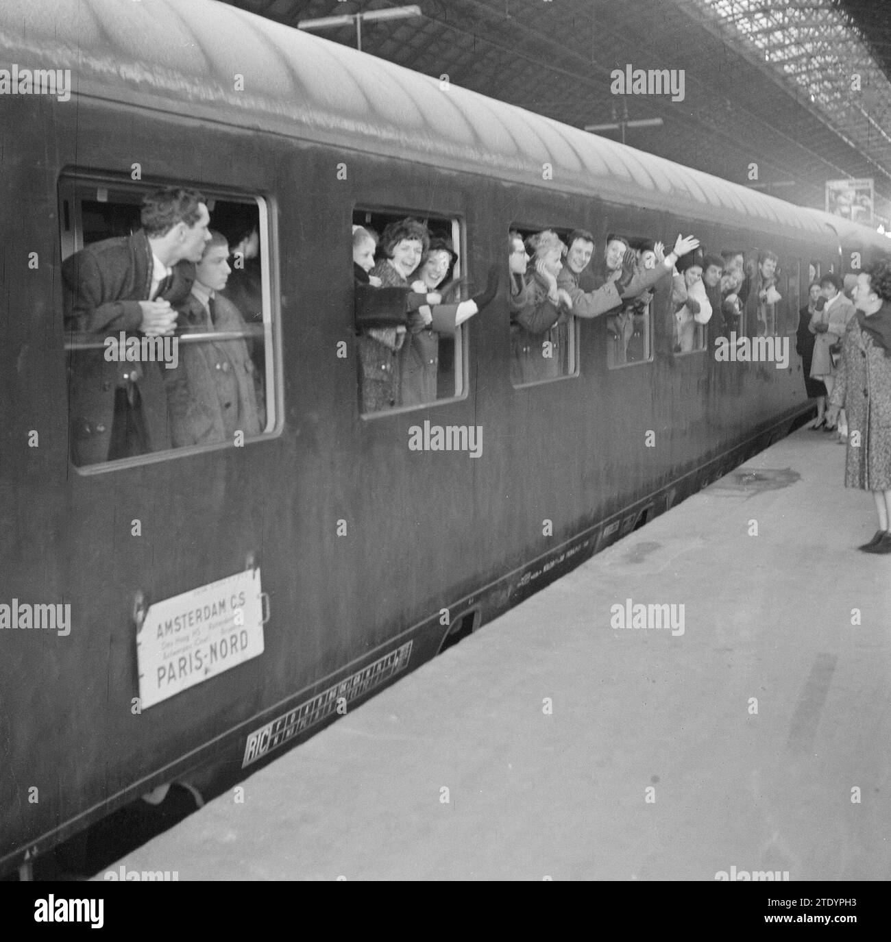 Train passengers waving goodbye hi-res stock photography and images - Alamy