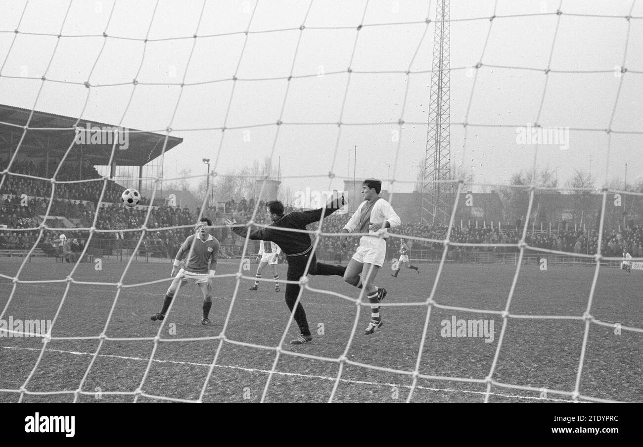 Keeper vogels punches a header hi-res stock photography and images - Alamy