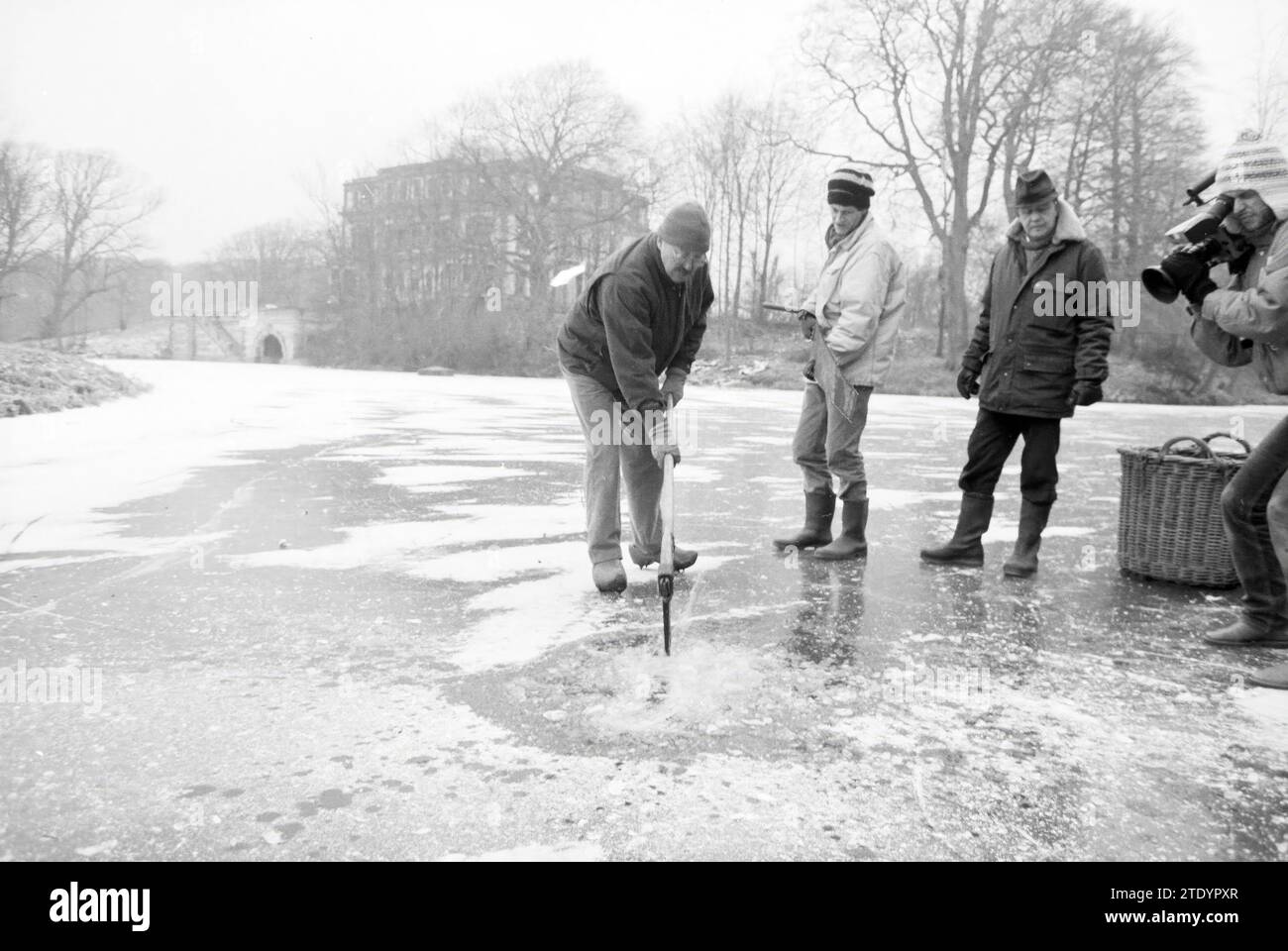 Cutting blocks of ice hi-res stock photography and images - Alamy