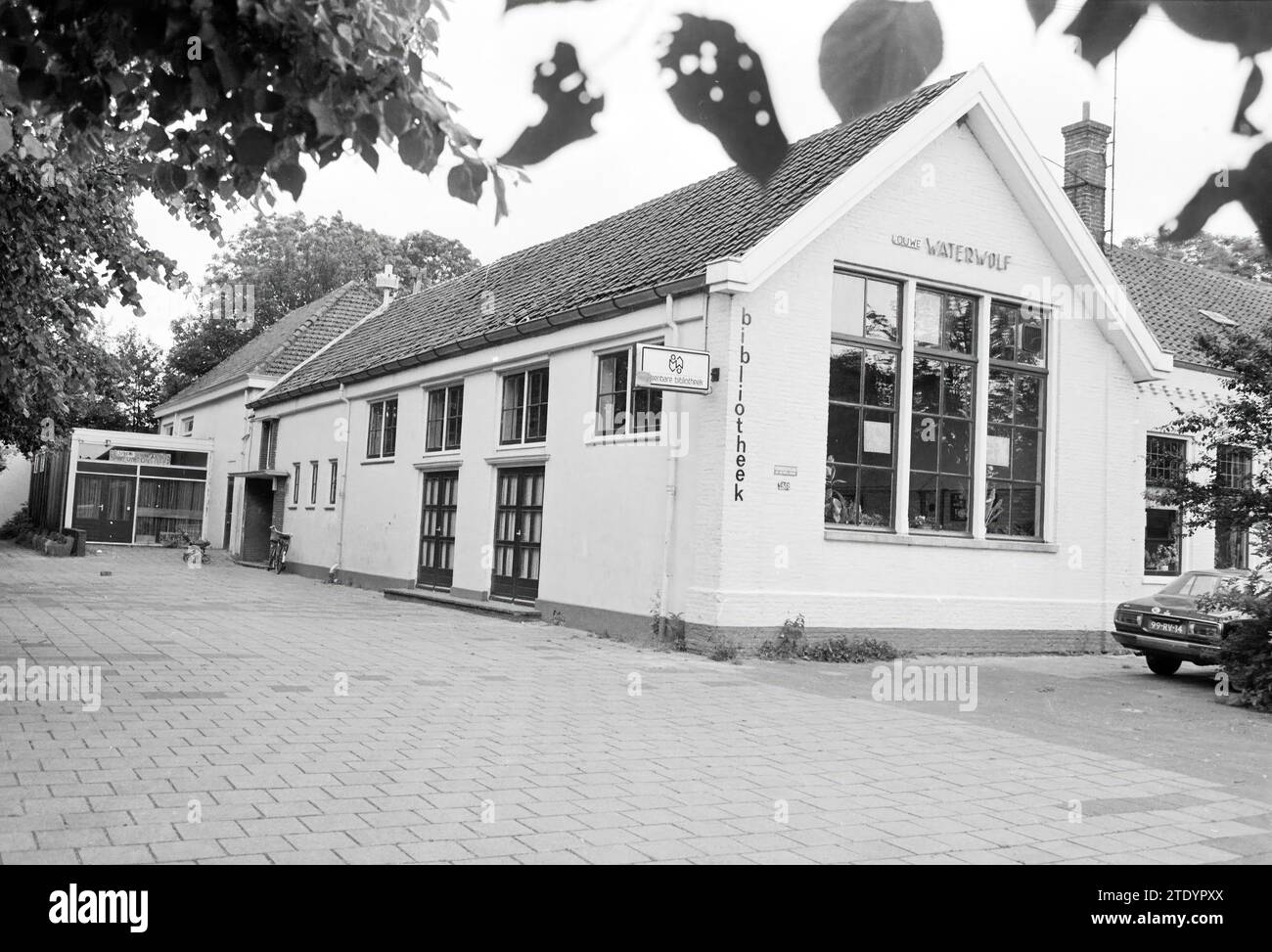 Exterior of the former school De Waterwolf Vijfhuizen, Exterior ...