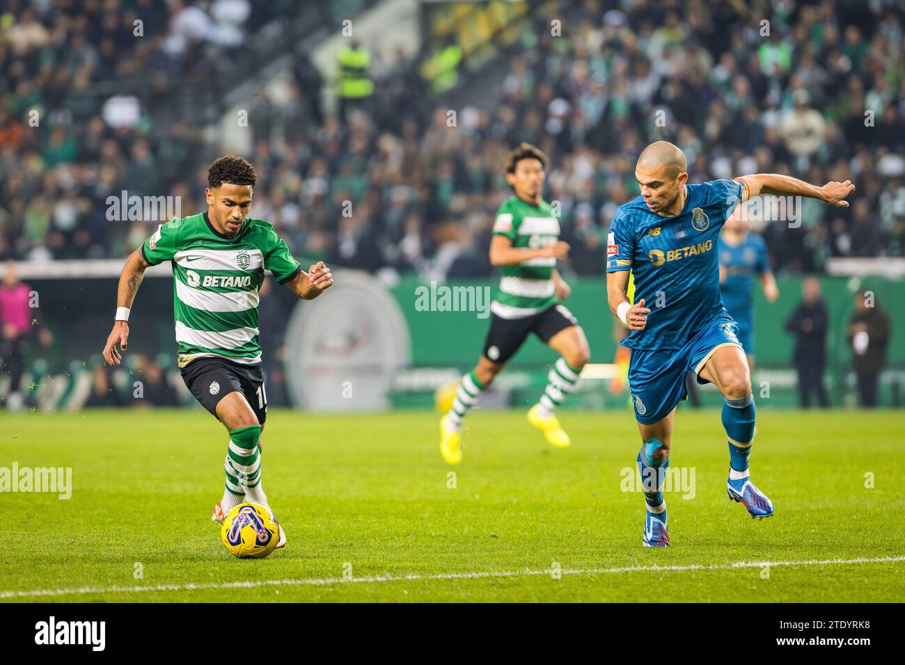 Lisbon, Portugal. 18th Dec, 2023. Marcus Edwards of Sporting CP (L) in ...