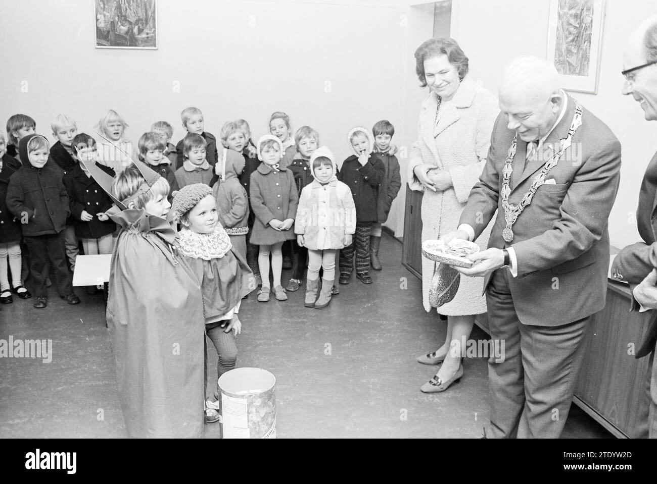 Kindergarten class with the mayor, IJmuiden, Plein 1945, The ...