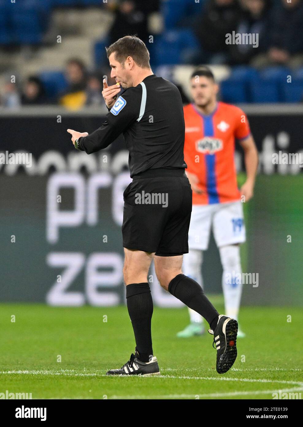 Sinsheim, Deutschland. 19th Dec, 2023. Schiedsrichter Referee Frank ...