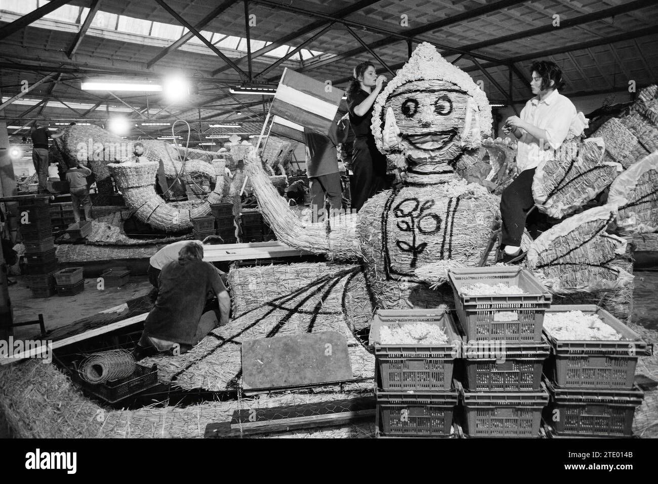 Setting up parade floats hi-res stock photography and images - Alamy