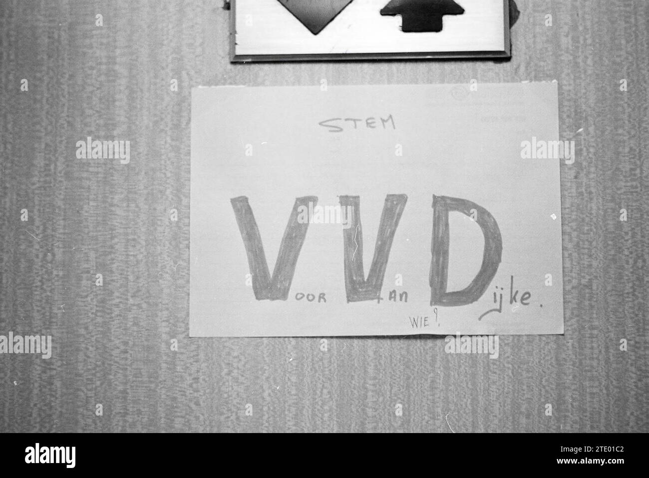 Signs of political parties, Signs, Politics, people politics, 30-05 ...