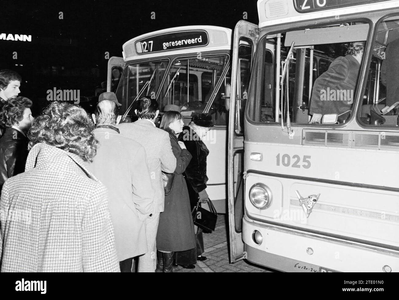 Hd staff leaves hi-res stock photography and images - Alamy