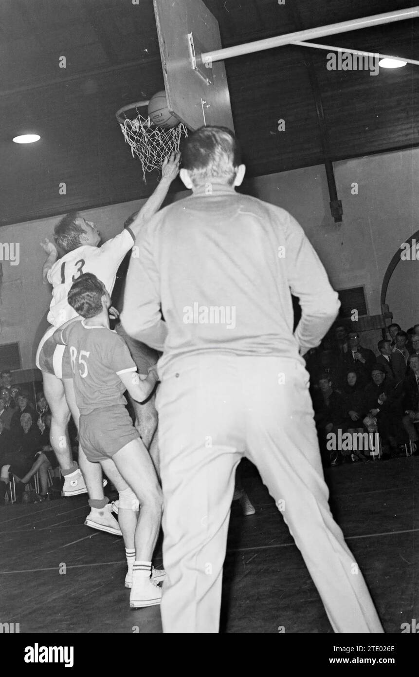 Basketball in the Krelagehuis, Leidsevaart, Haarlem. One of the teams ...