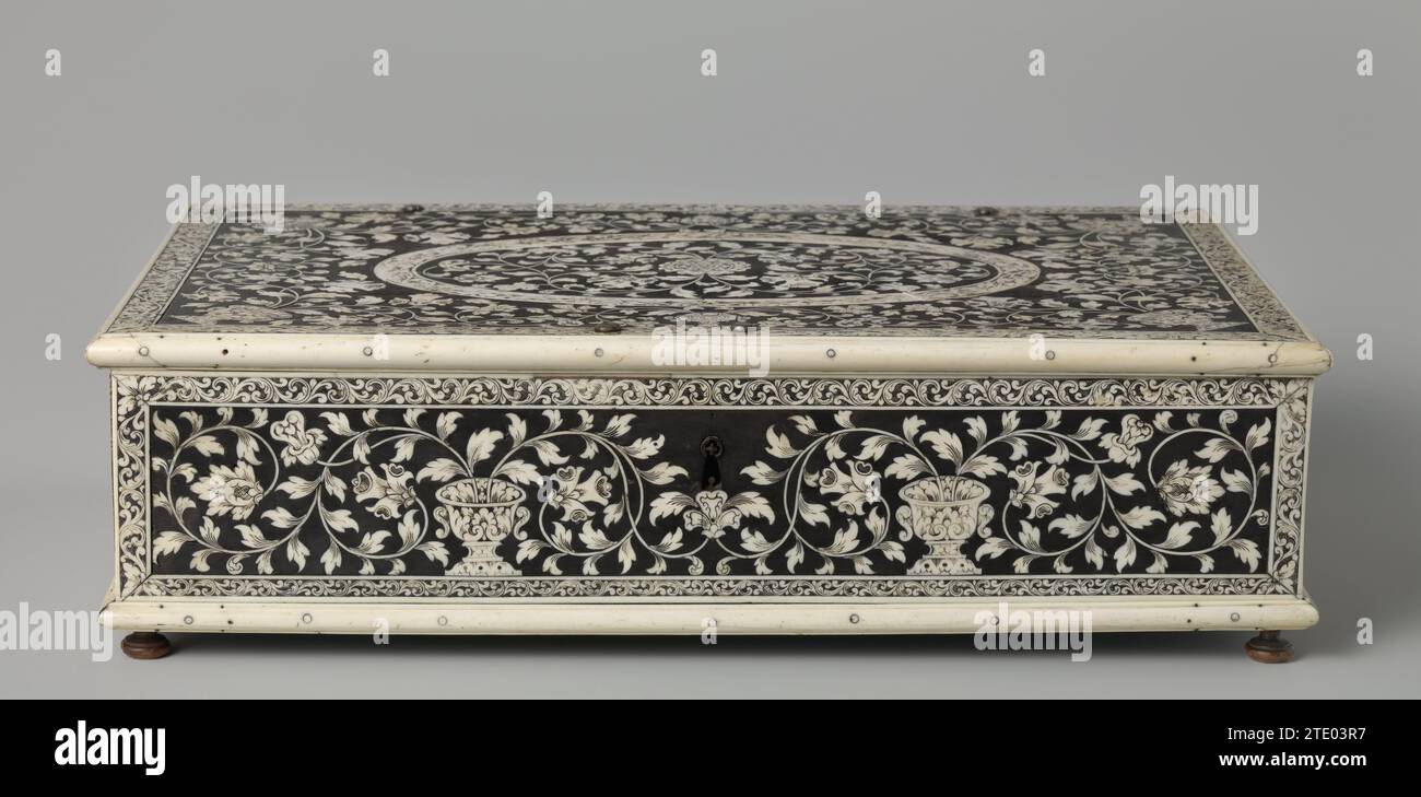 Flat oval ivory box hi-res stock photography and images - Alamy