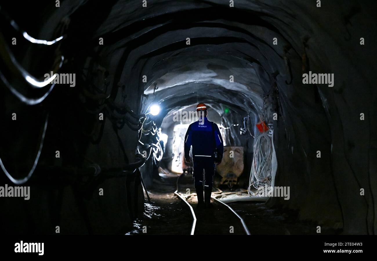 PRODUCTION - 12 December 2023, Saxony, Bad Schlema: Foreman Jörg ...