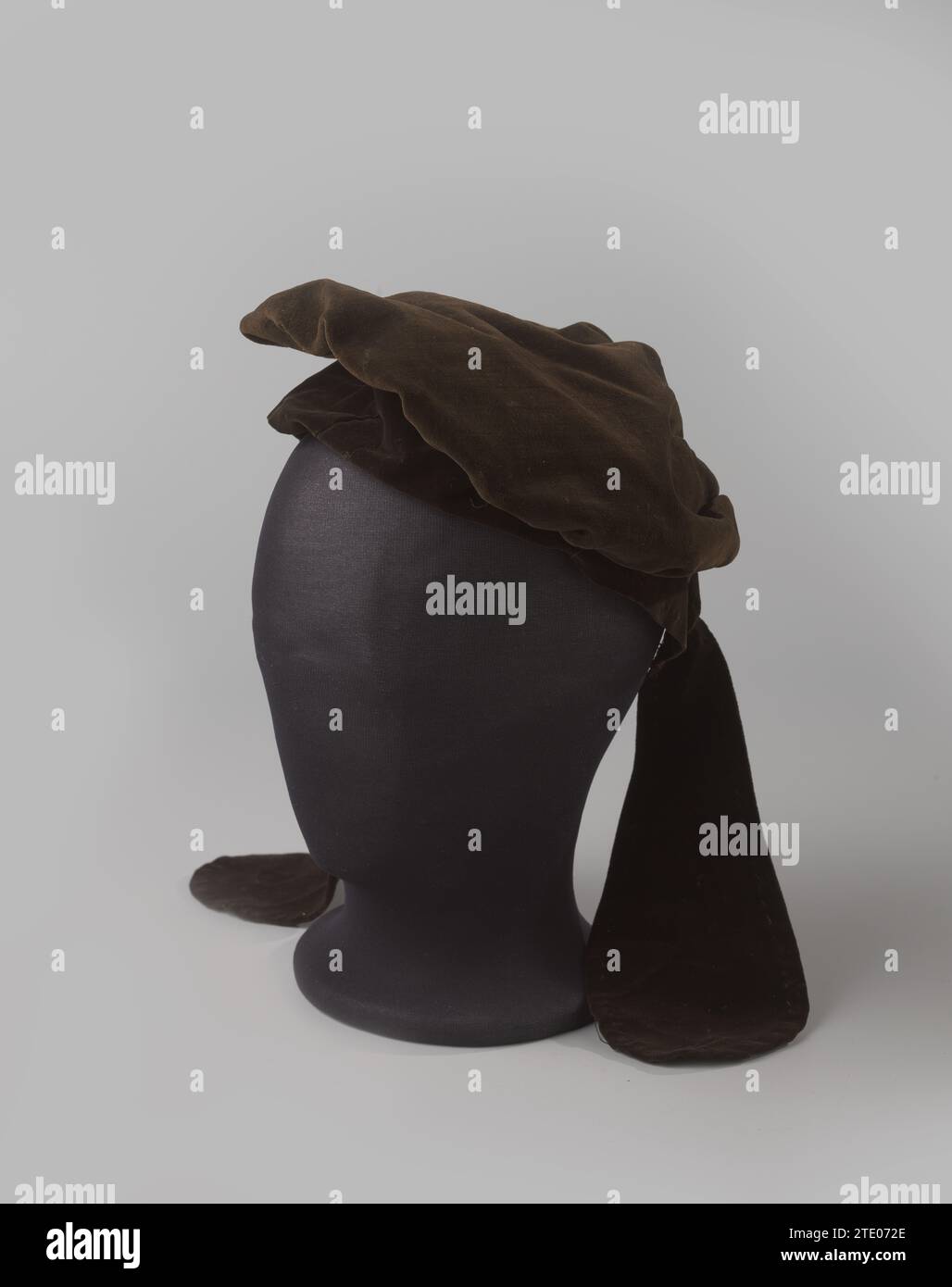 Farmer's hat of brown velvet with wide -ranging rounded slips ...