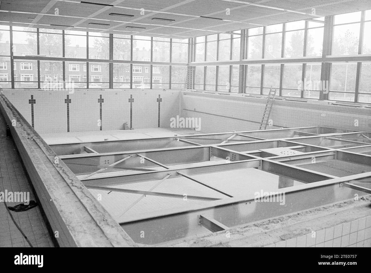 Build a swimming pool in an indoor swimming pool, 00-10-1971, Whizgle ...