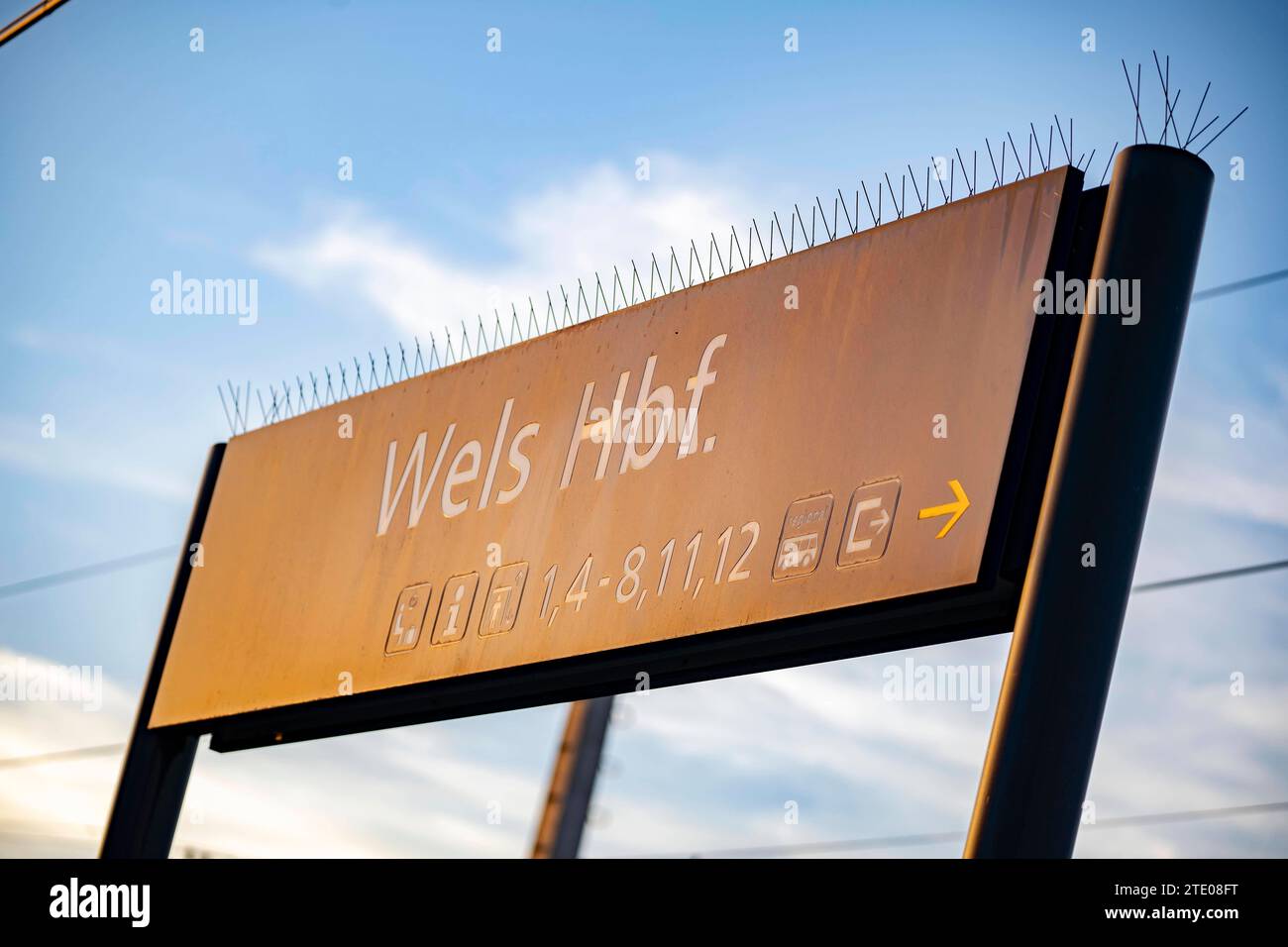 Wels, Österreich. 19. Dezember 2023. Schild mit der Aufschrift Wels Hbf ...