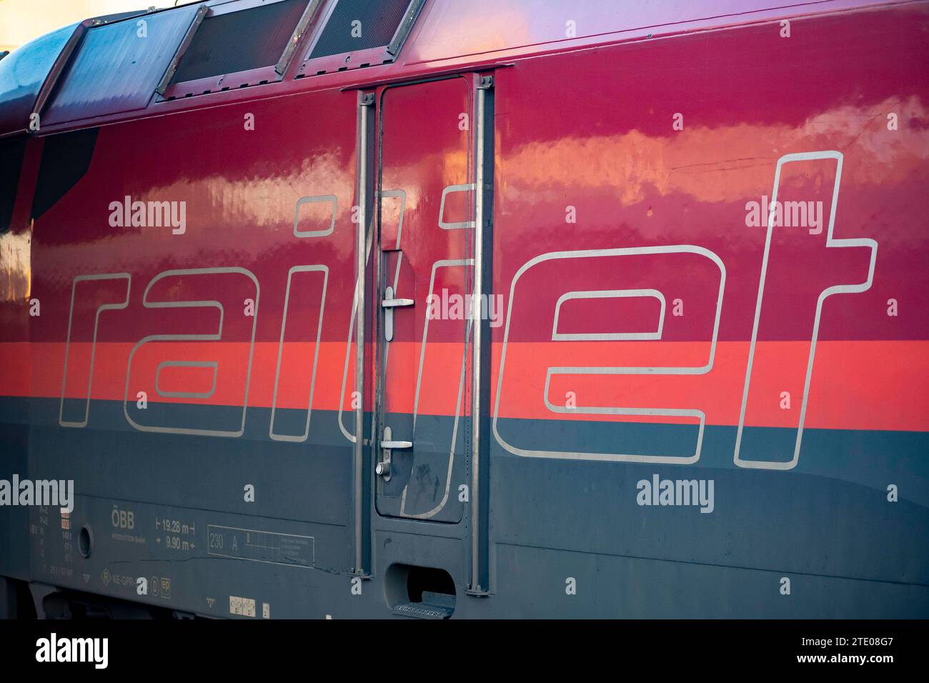 Wels, Österreich. 19. Dezember 2023. Railjet Fernverkehrszug der ...