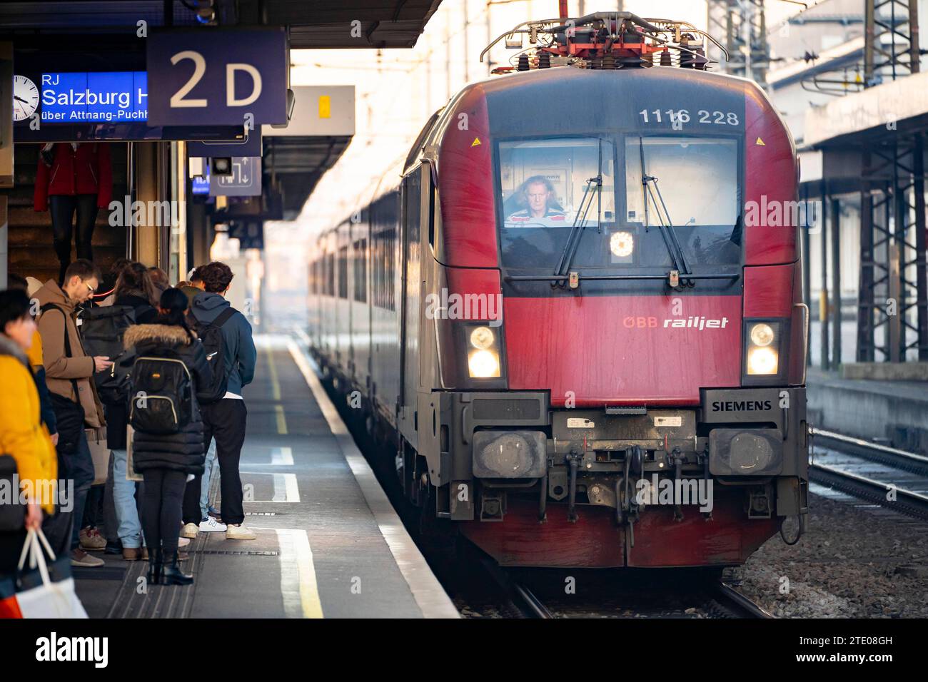 Wels, Österreich. 19. Dezember 2023. Railjet Fernverkehrszug der ...