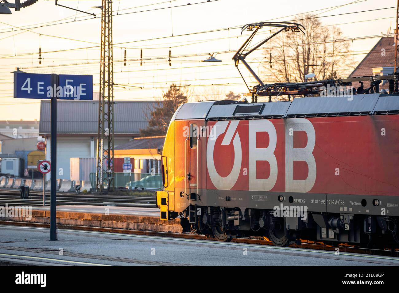 Wels, Österreich. 19. Dezember 2023. Siemens Vectron Lok der ...