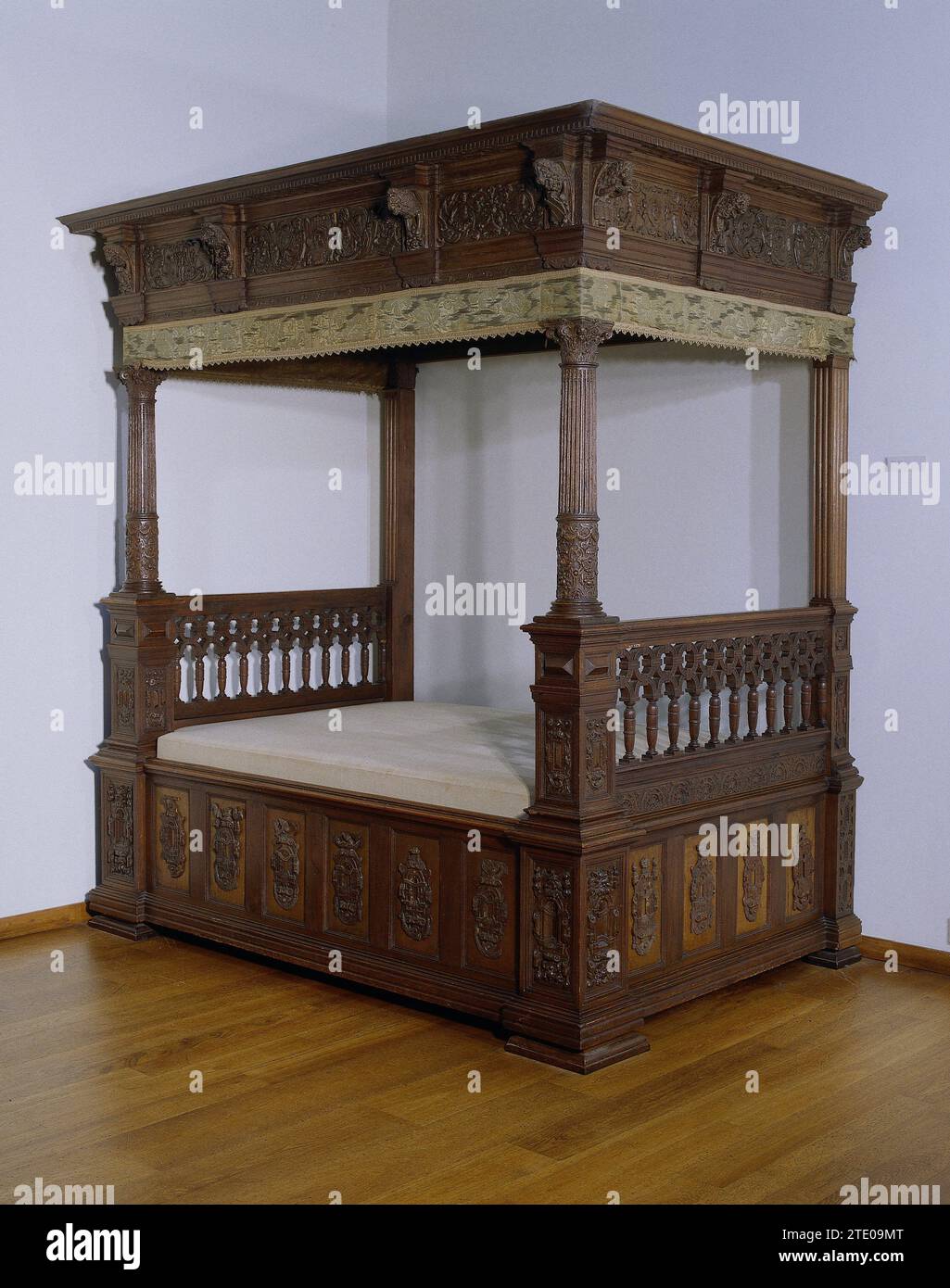 Crib of oak, with corner styles and decorations on Frisian and panels ...