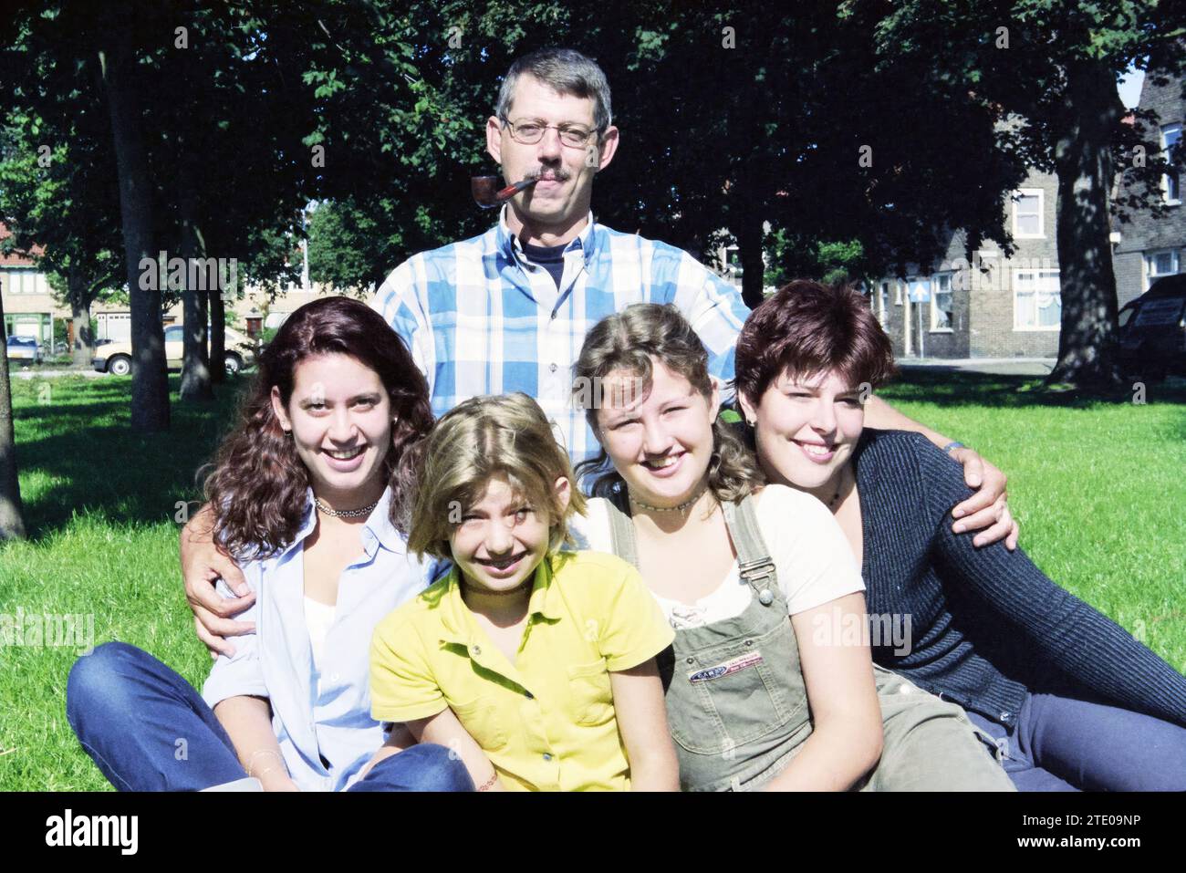 Mr. Draeck with four daughters, 23-08-1999, Whizgle News from the Past ...