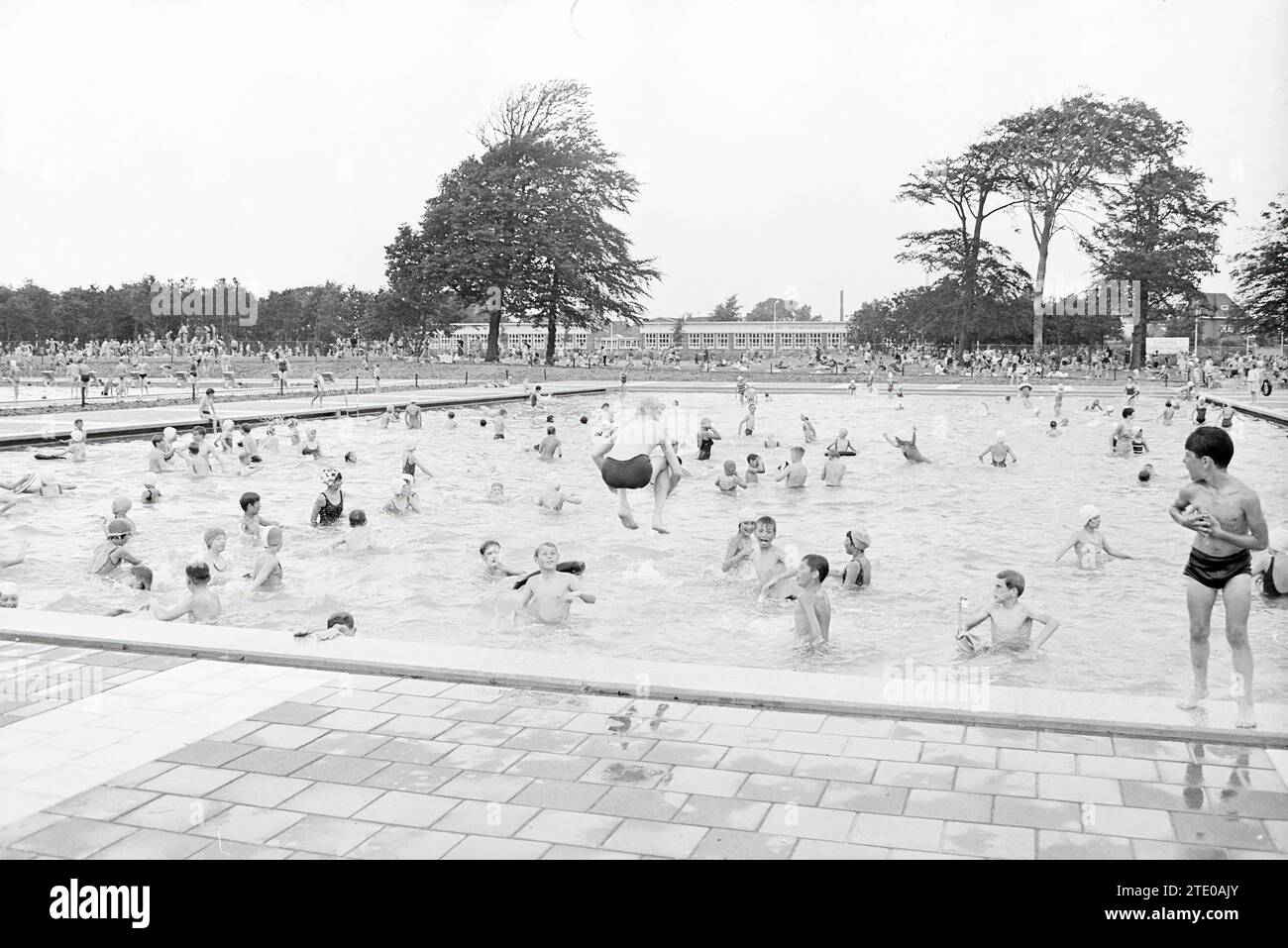 Outdoor swimming pool Heerenduinen, Velsen, 00-00-1966, Whizgle News ...
