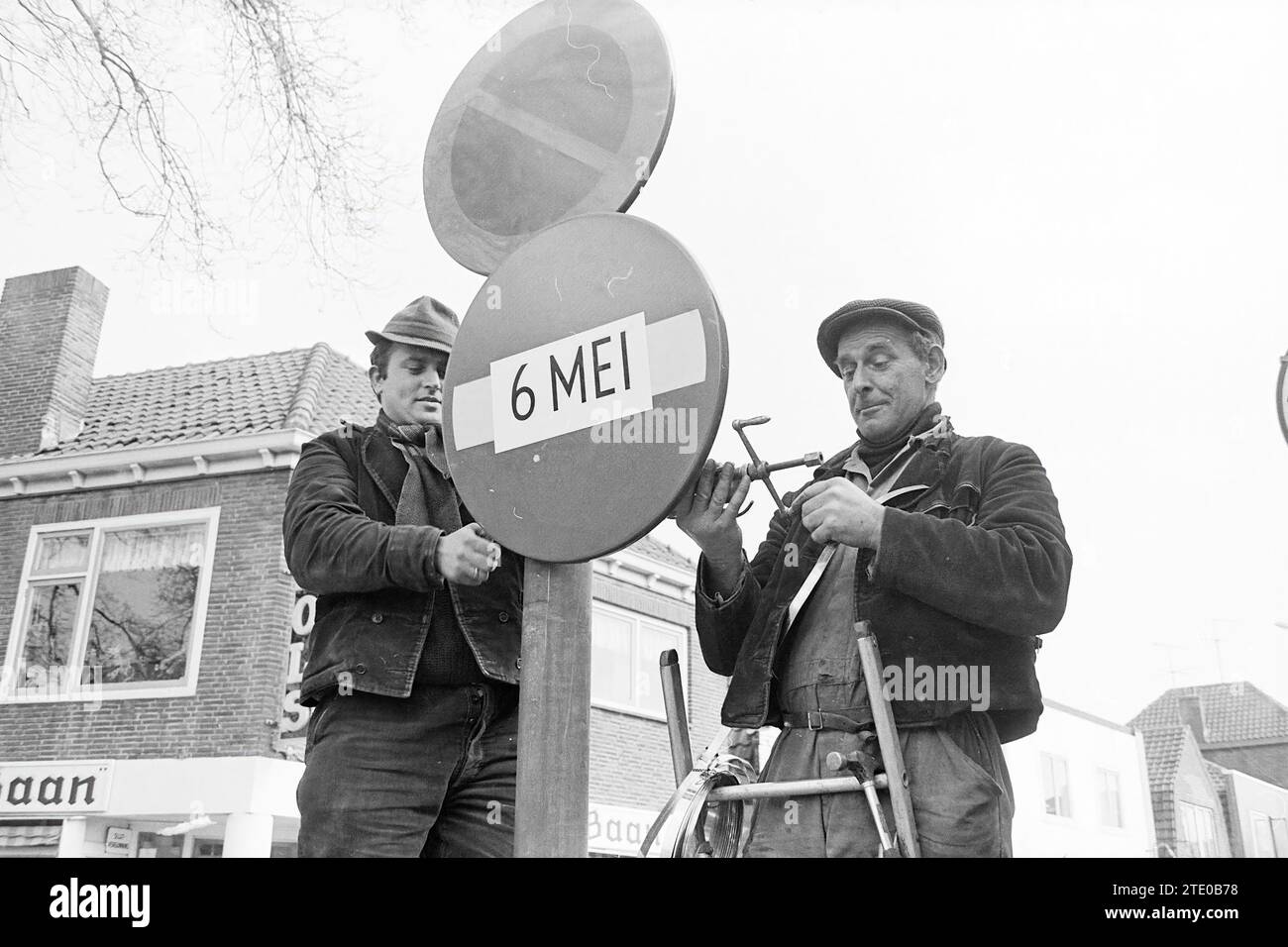 Placing traffic signs, Signs, Traffic, safe traffic, Work, 20-03-1969 ...