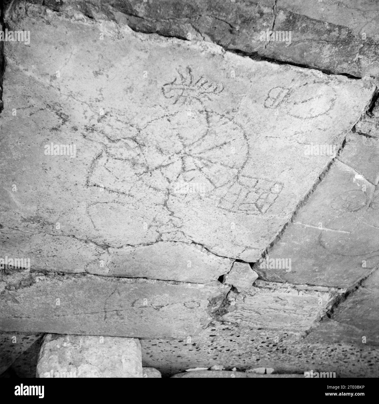 In the Lithostrotos cellar: incised drawing of the crown of thorns in ...