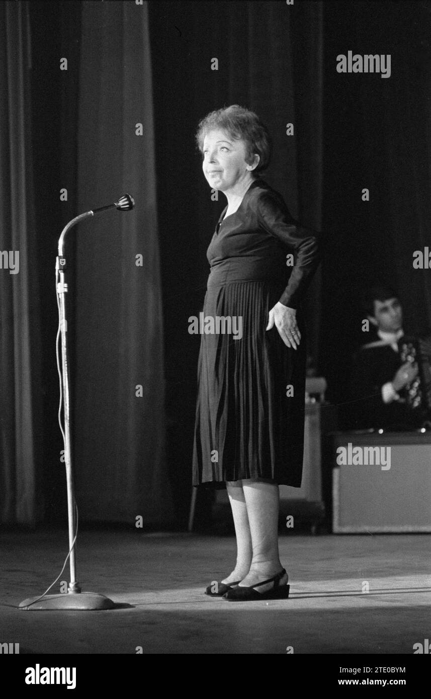 Edith piaf sings in rotterdam hi-res stock photography and images - Alamy