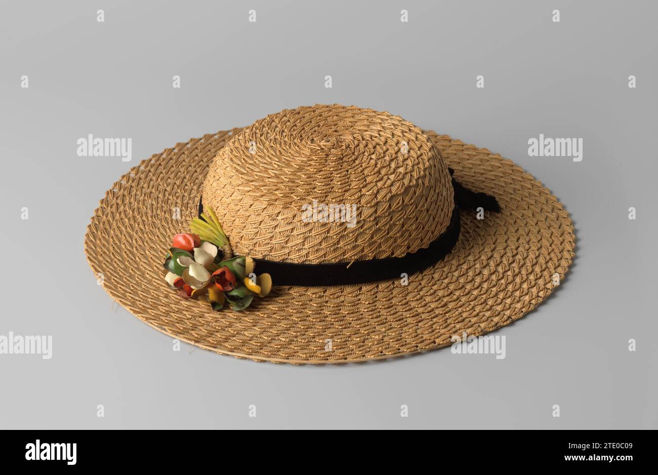 Sun hat for girl of natural colored straw with flower corsage ...