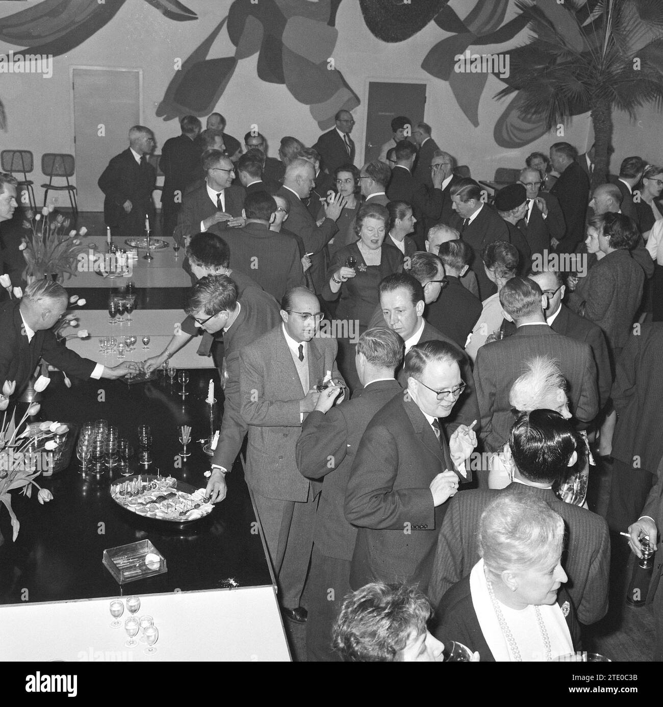 1960s cocktail party Black and White Stock Photos & Images - Alamy