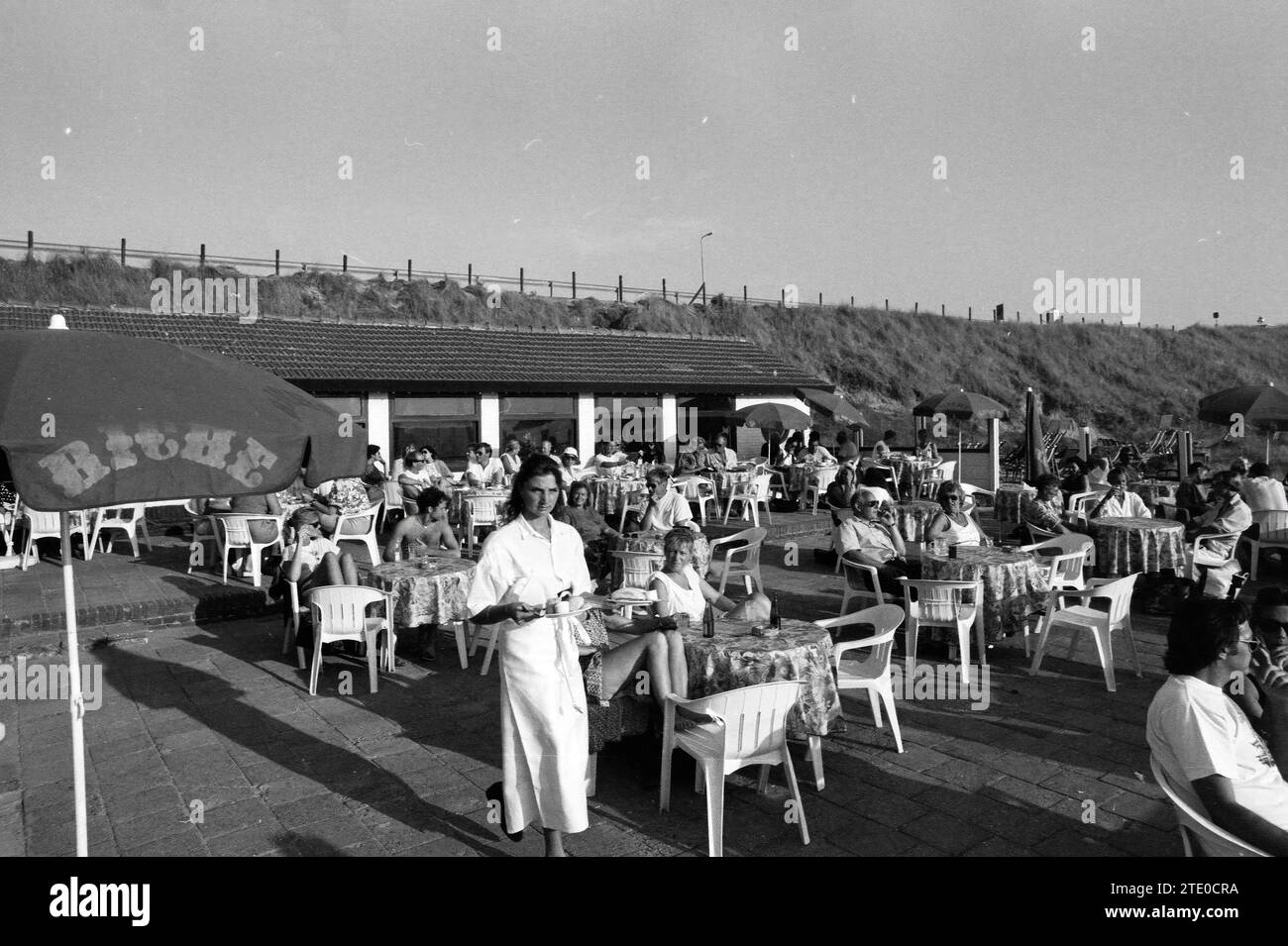 Crowds on the Riche terrace on the coast, Zandvoort, 02-08-1990 ...