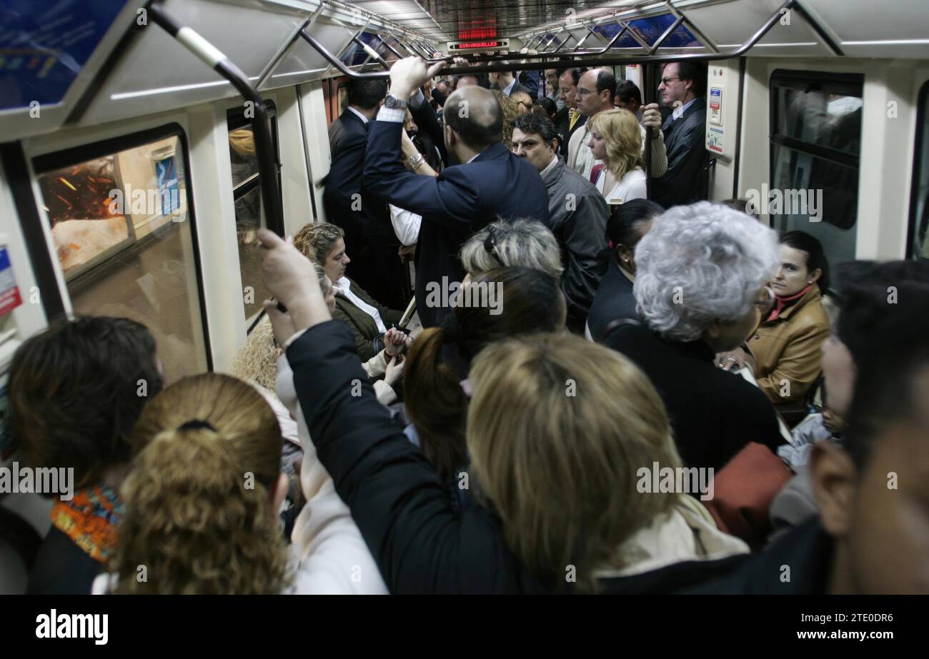 Madrid, 04/24/2006. First day of partial strikes called by metro ...