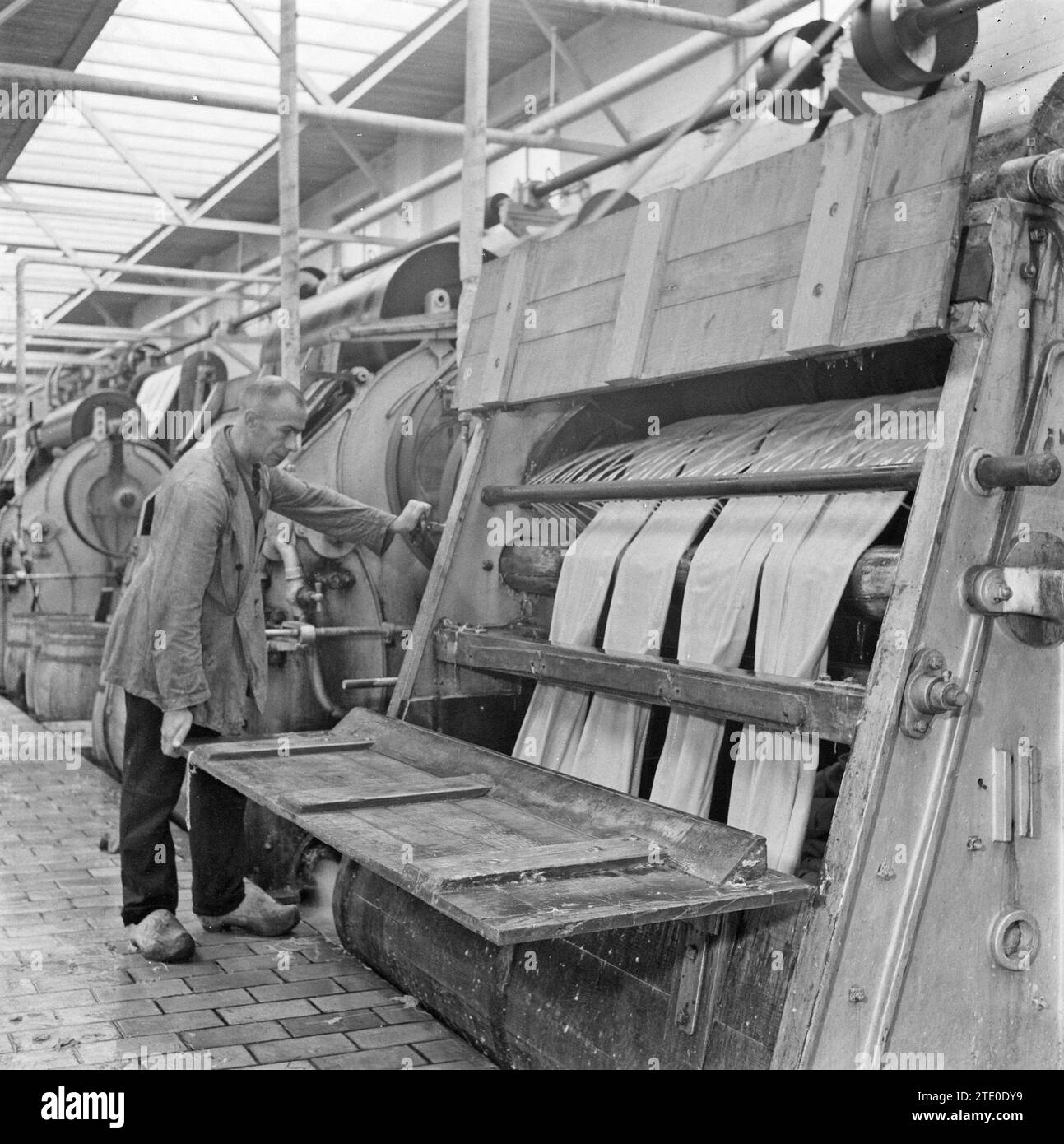Man manufacturing 1960s hi-res stock photography and images - Alamy