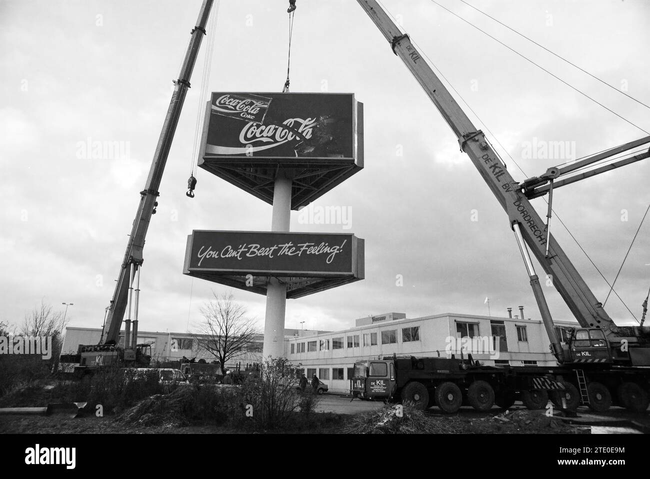 Moving advertising column, Schiphol, Schiphol, 17-11-1995, Whizgle News ...