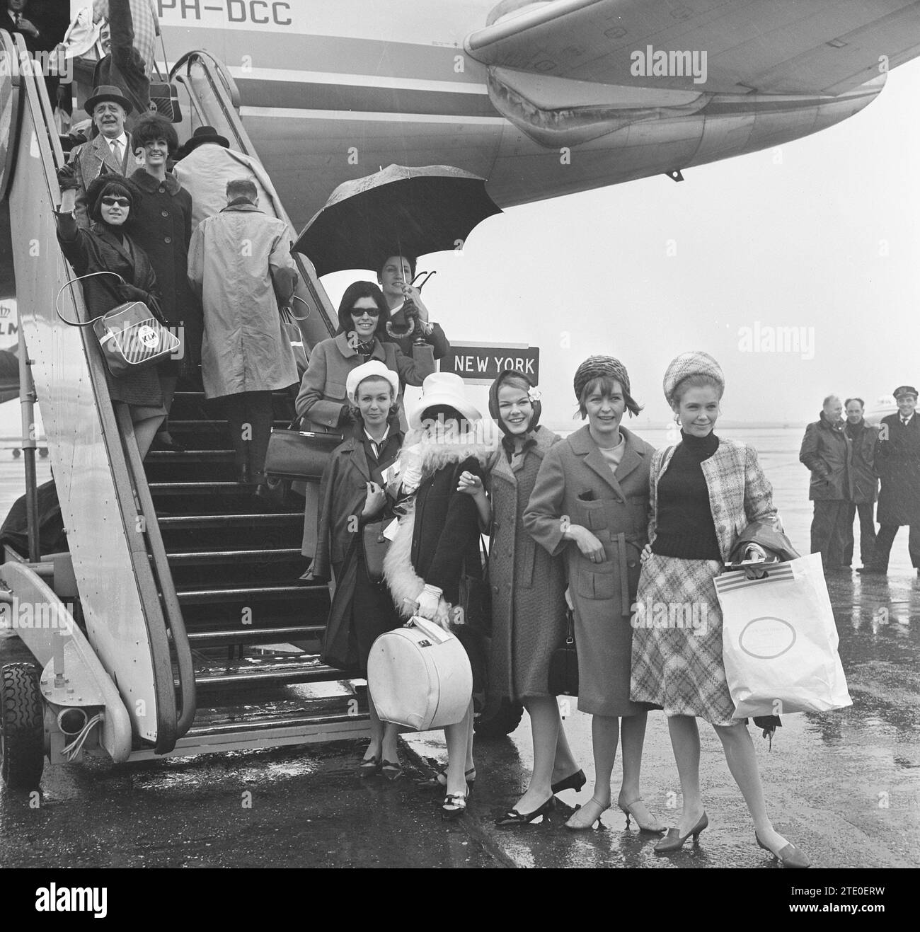 Group of women in 1960s hi-res stock photography and images - Alamy