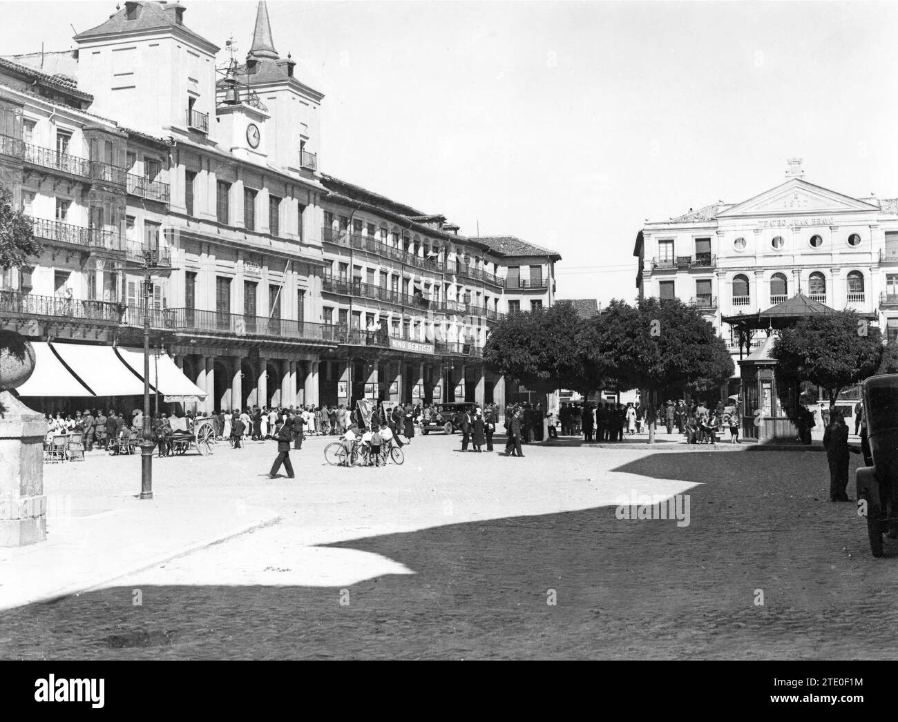 Segovia, 1920 (CA.). Plaza Mayor of Segovia, dominated by the Town Hall ...