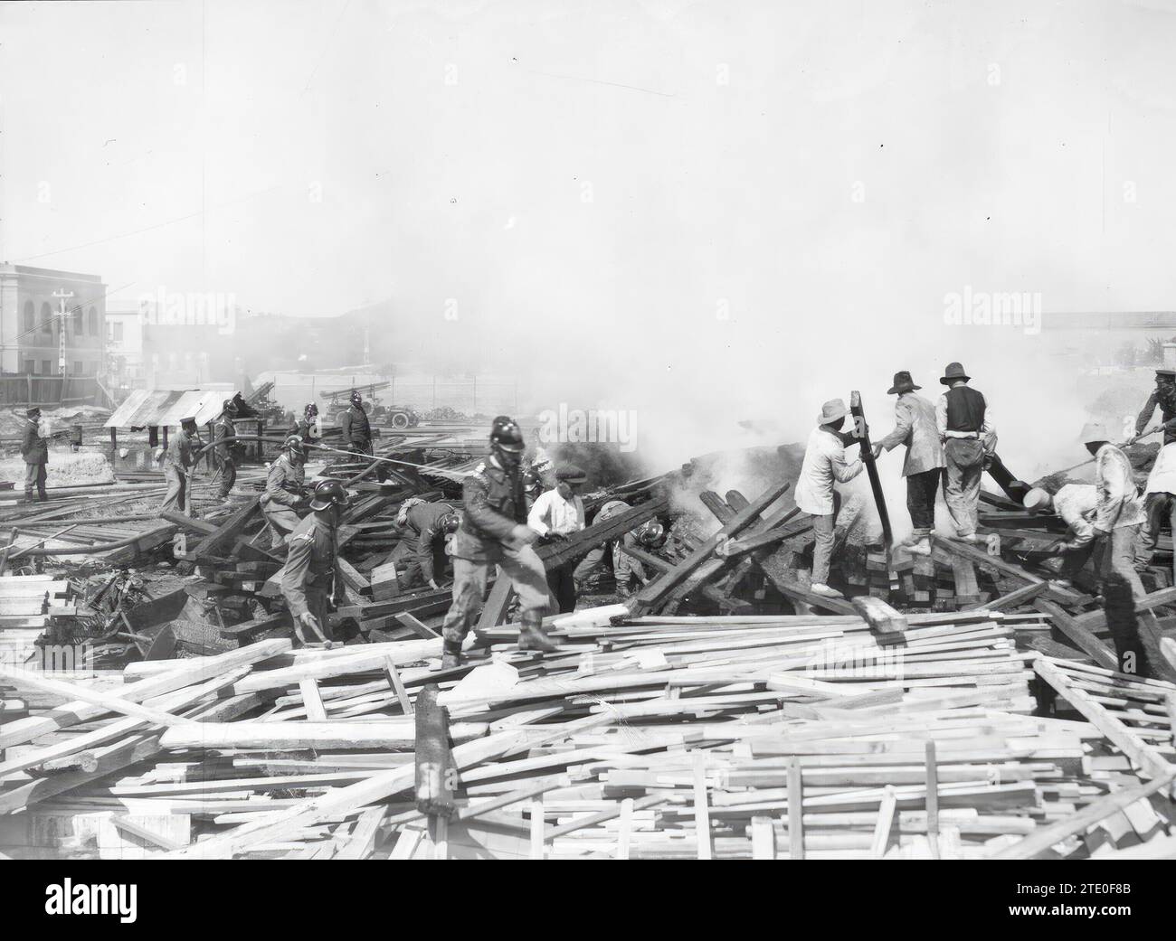 09/18/1915. Yesterday's fire in Madrid. The Fire Service Extinguishing ...