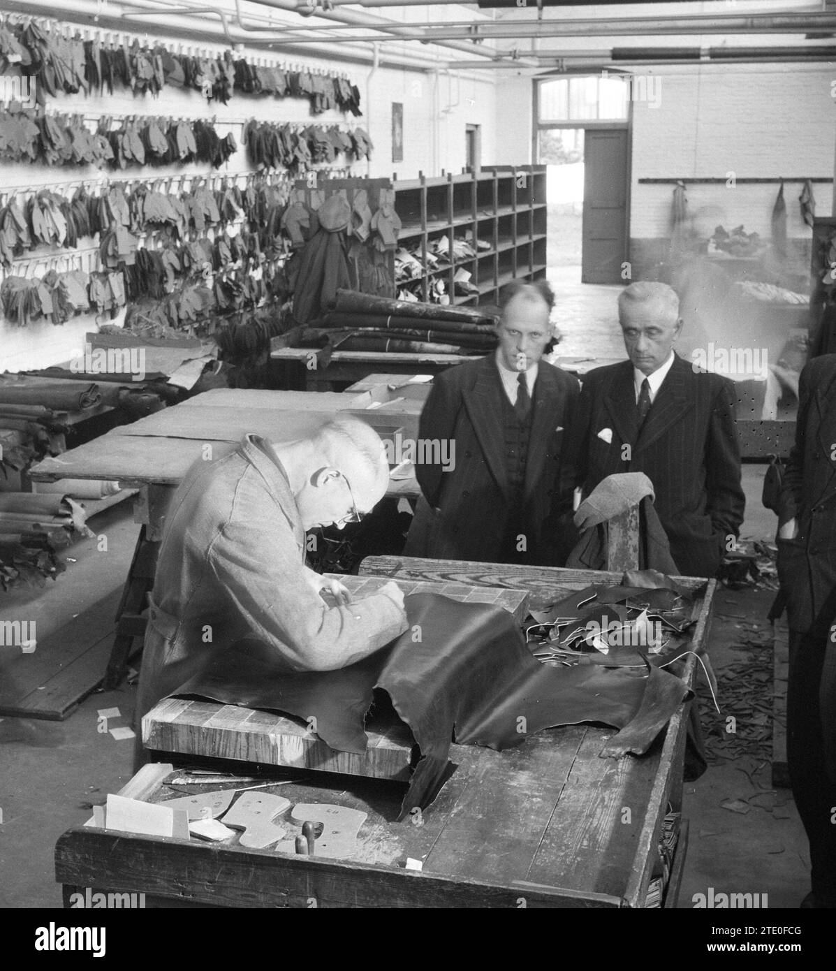 Man manufacturing 1960s hi-res stock photography and images - Alamy