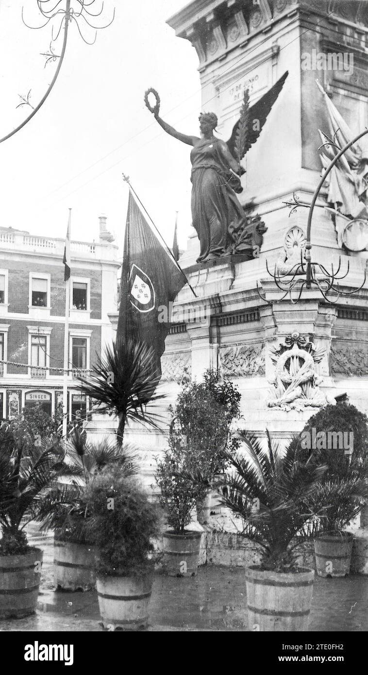 10/04/1910. The first flag of the Republic placed on the monument to ...