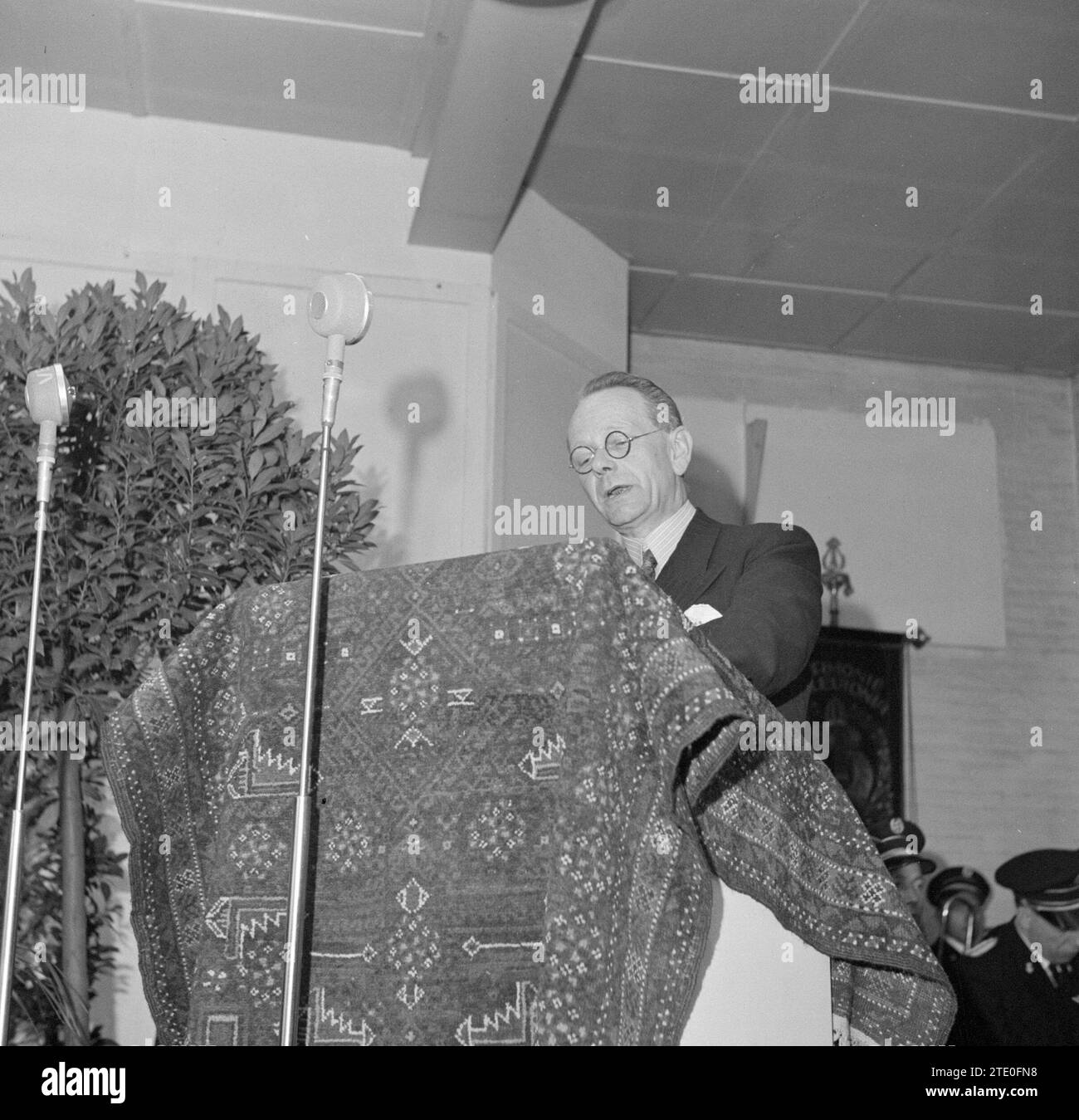 Lectern behind hi-res stock photography and images - Alamy