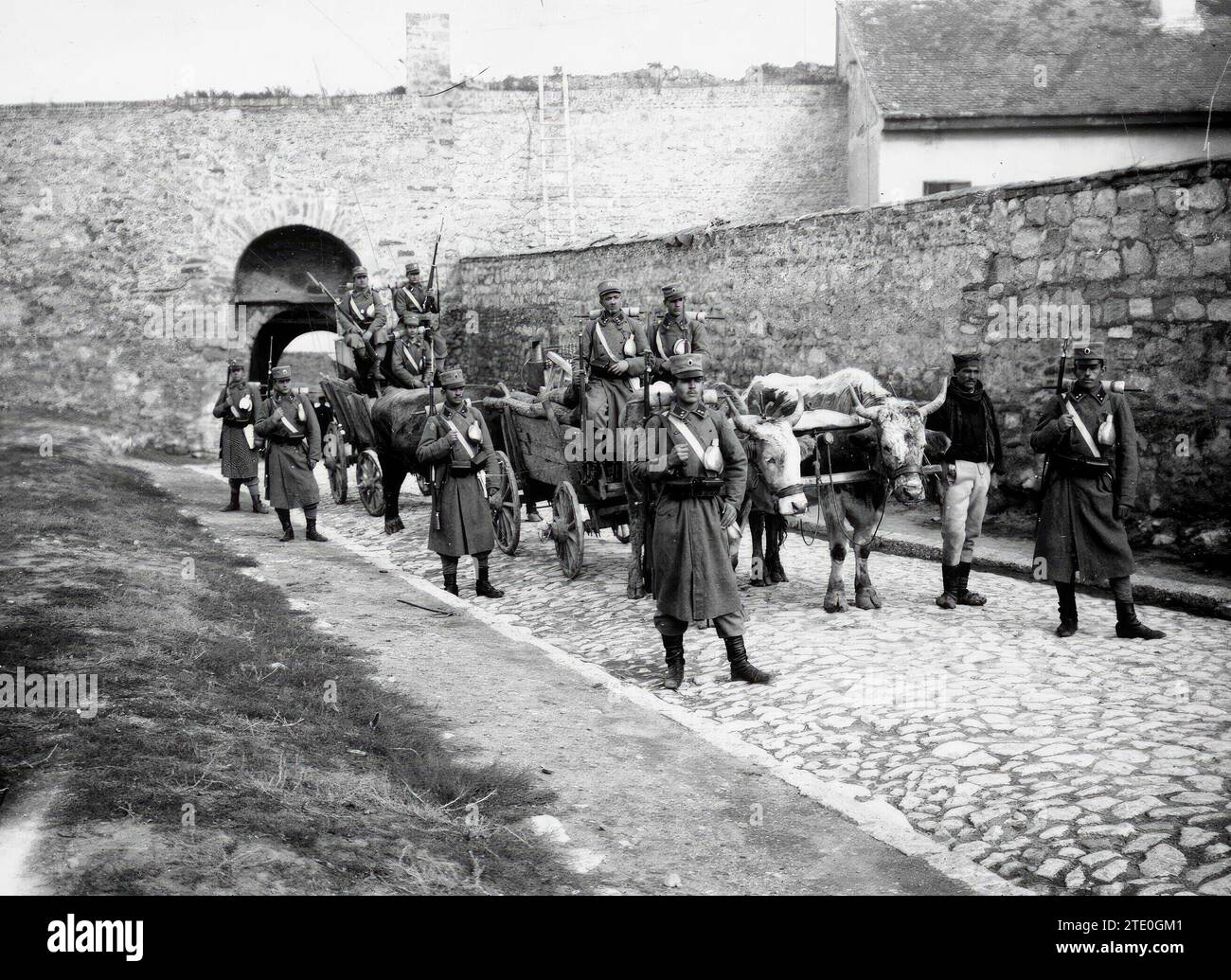 09/30/1915. The War in the Balkans. Serbian infantry troops guarding a ...