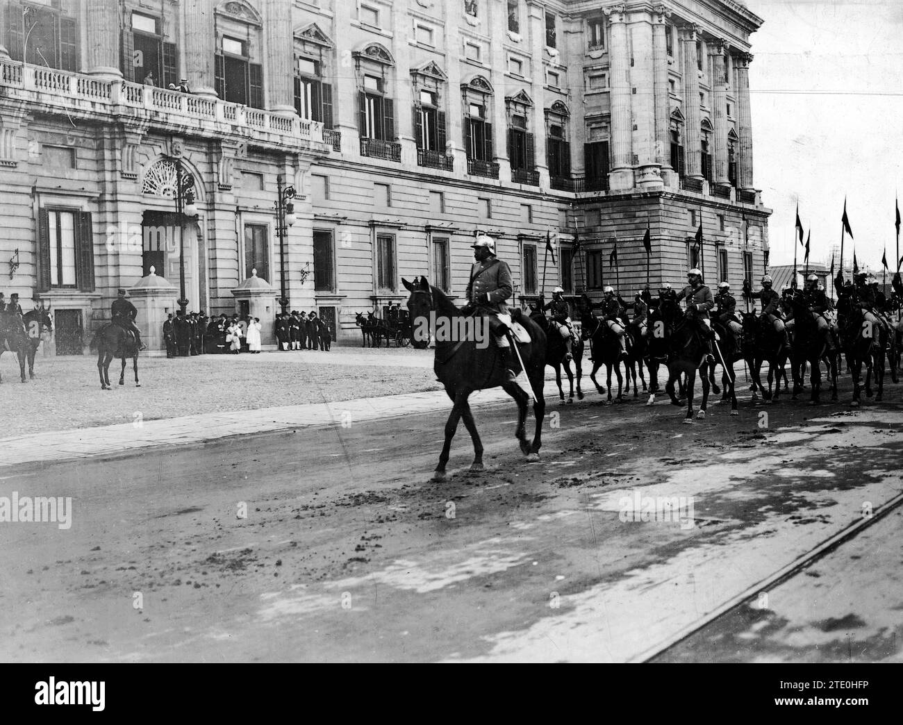 09/30/1913. Parade of Troops before the Palace. Ss.Mm. Watching the ...