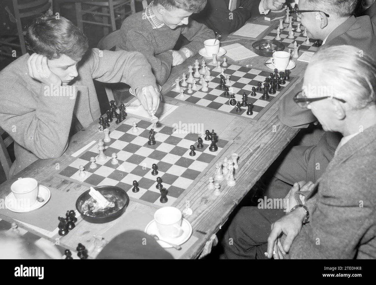 Checkers competition multiple tables hi-res stock photography and ... Checkers competition multiple tables hi-res stock photography and ...
