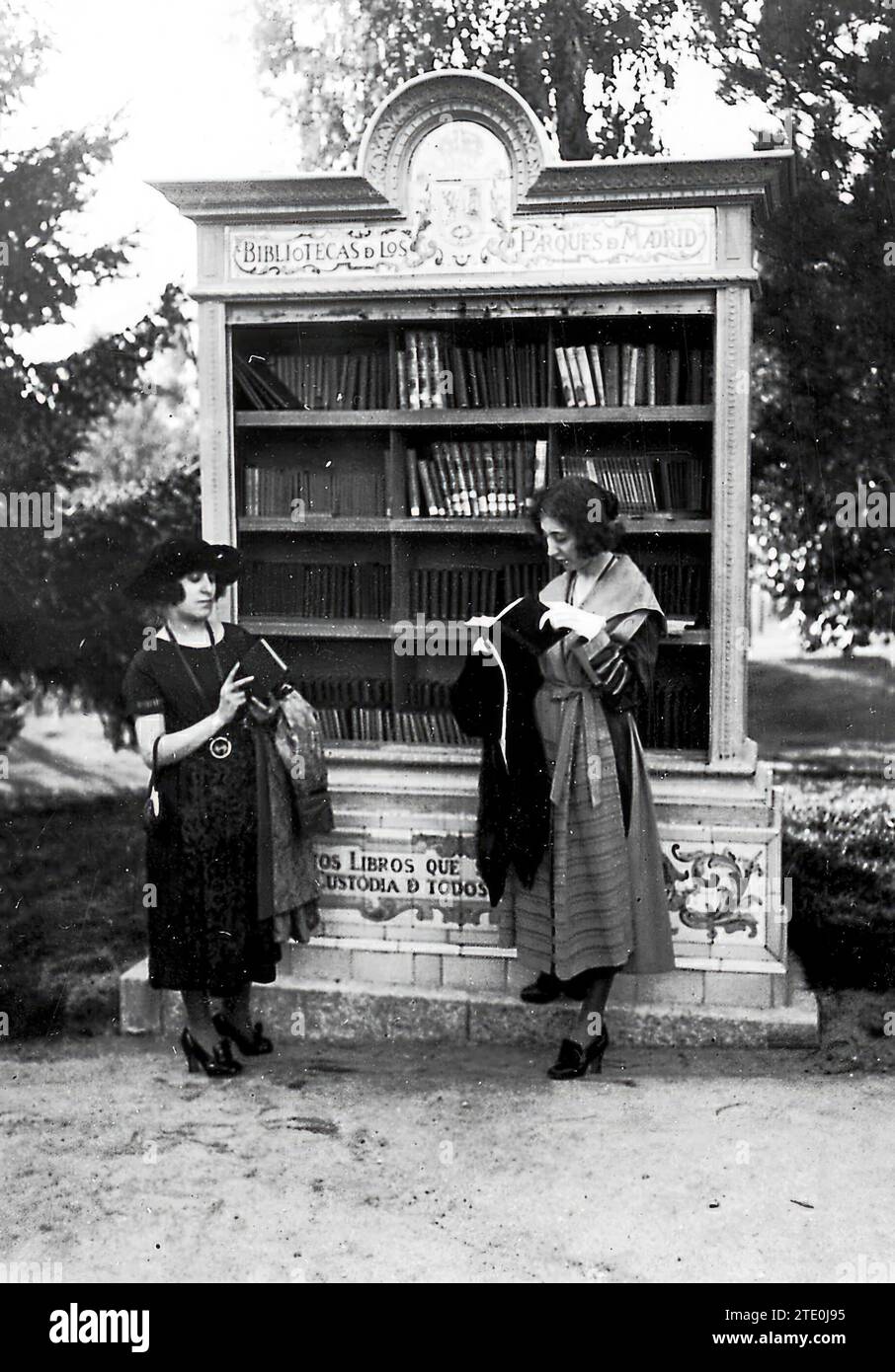 Madrid, 8/13/1921.- Library in the Retiro Park. Credit: Album / Archivo ...