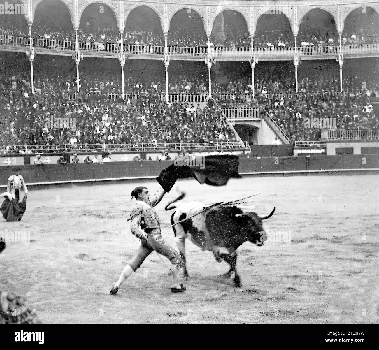 09/18/1913. Saint Sebastian. Day 18. Machaco Giving a chest pass ...