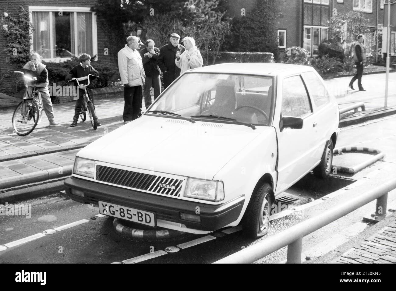 Motorist is towed away from a bus lock, Whizgle News from the Past ...