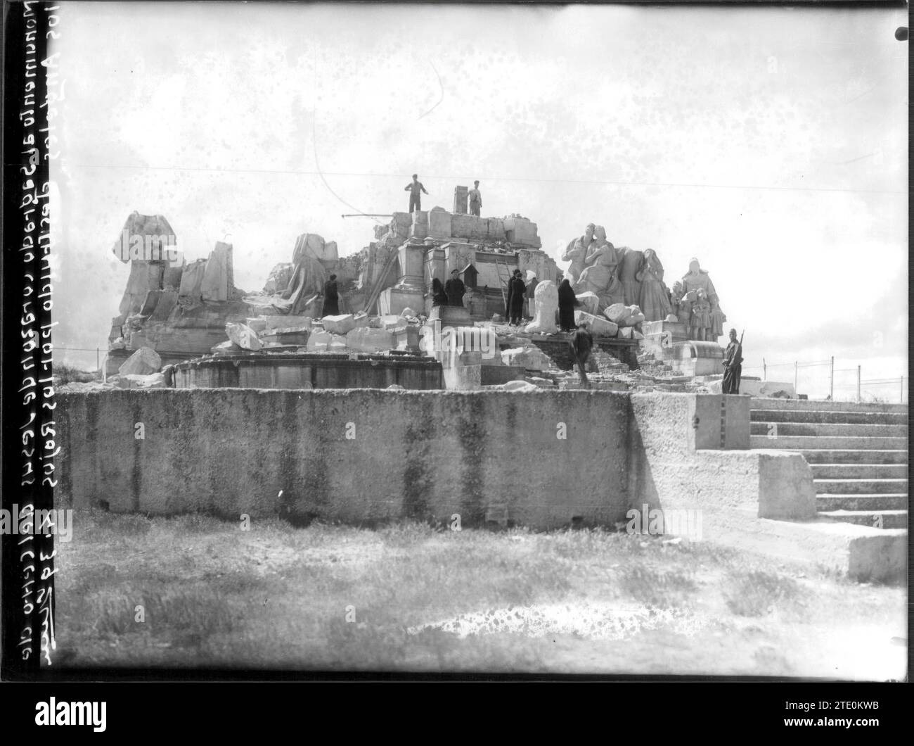 03/31/1939. Monument to the sacred heart of Jesus on Cerro de los ...